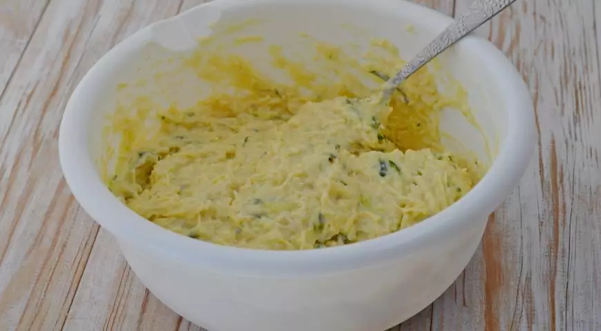 Miksu ĉiujn ingrediencojn por kuiri kun Zucchini