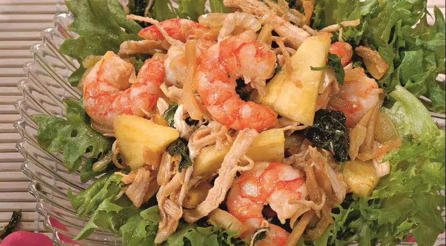 Thai sòs salad ak anana