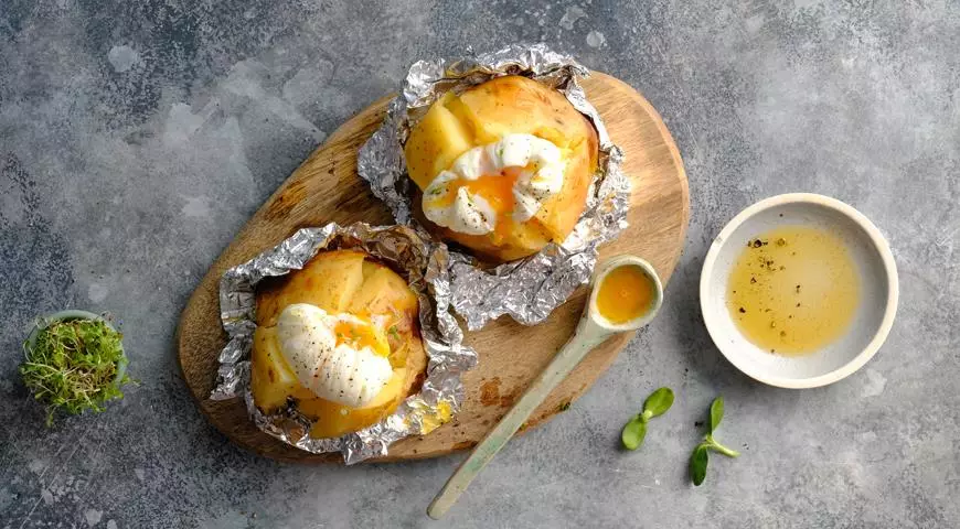 Kentang panggang dengan telur Pashota