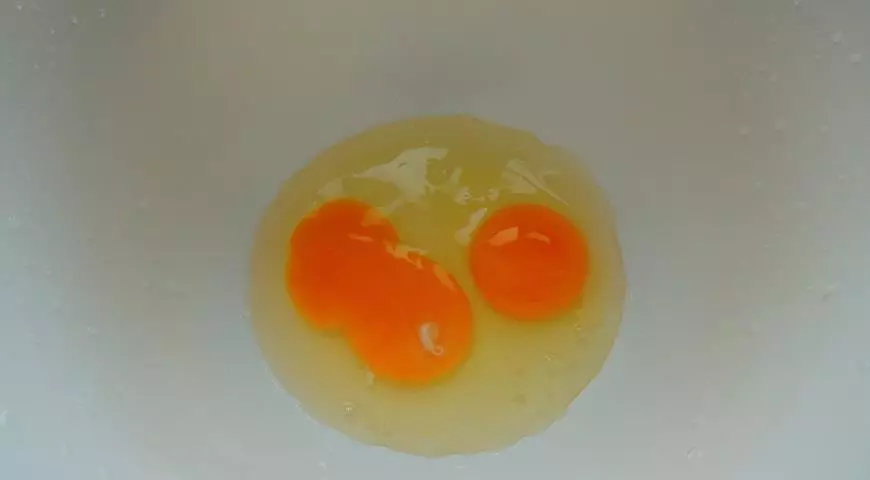 Vi slo egg med vanilje og kanel for forberedelsen av dessert