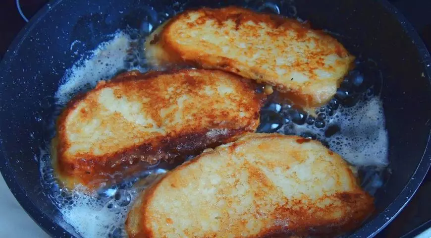 Braten die gekühlten Eier zu einer goldenen Kruste