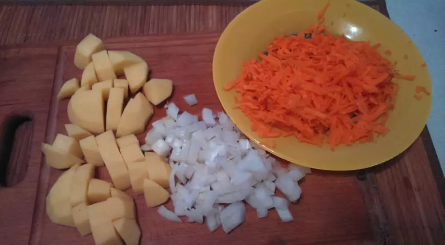 Potong sayur-sayuran untuk sup