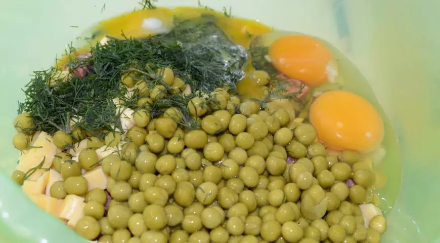 Untuk sosej dan keju, tambah telur, titik polka dan sayur-sayuran