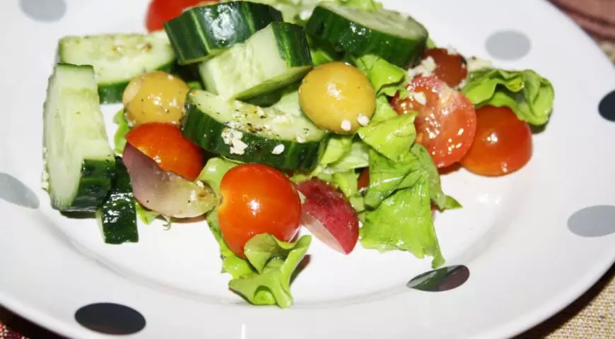 Sòs salad legim klere ak rezen wouj