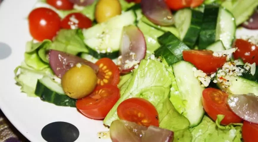 Vaření jasný zeleninový salát s červenými hrozny