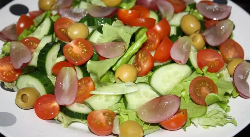 Klipp och blanda ingredienser för sallad, lägg till oliver