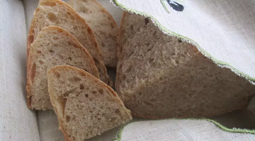 Bake მთელი traind პური მზადყოფნაში