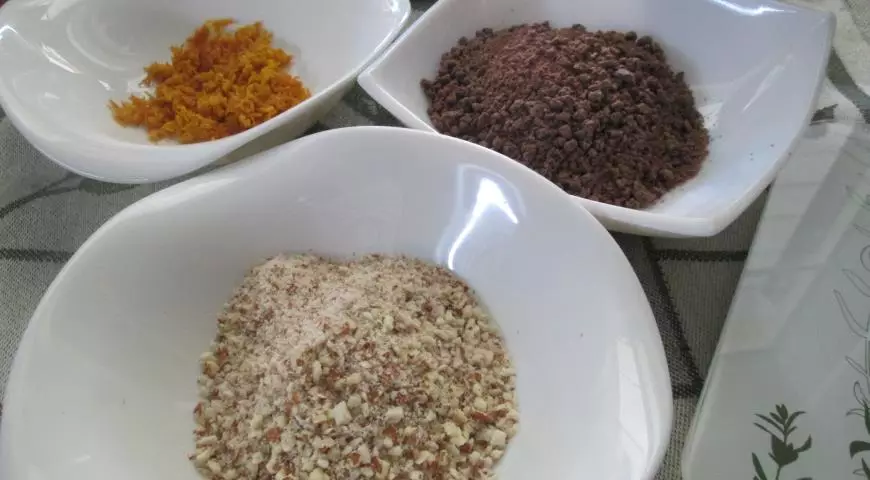 Sleur chocolade en noten in een blender voor de bereiding van gebakken peren