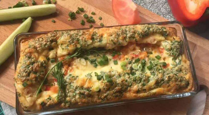 Omletas papuošti su žalumynais su šviežiomis daržovėmis