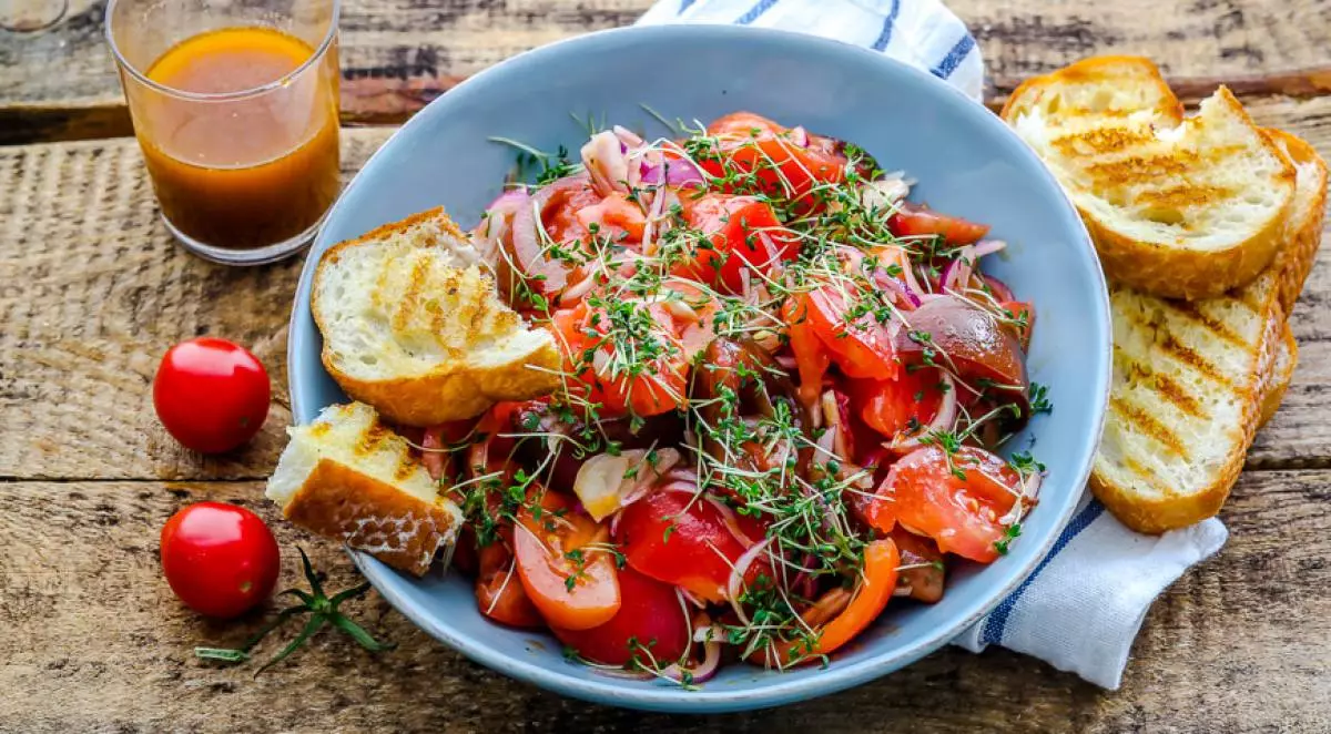 Phwetekere ndi Strawberry saladi ndi kuvala kwamiyendo