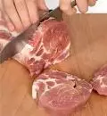 Stock foto gatim recetë: mish derri me rrush të zi, numri i hapit 1