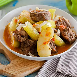 Boeuf avec céleri et pommes dans une cuisinière lente