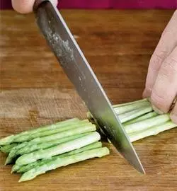 Stock Foto Kuiranta recepton: Mousse de asparagoj kun oranĝa oleo, paŝo №1