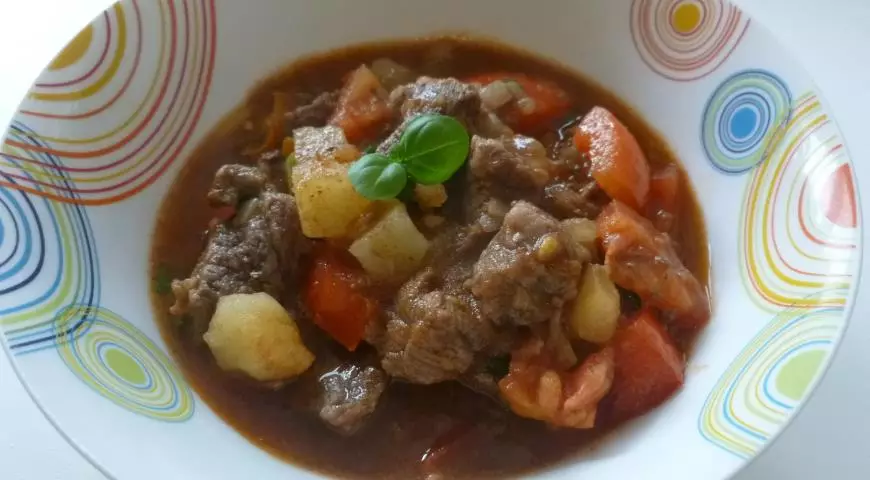 Sopa húngara en húngaro antes de que la alimentación debe ser un poco.