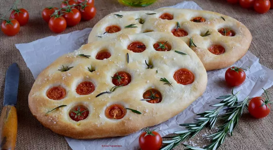 Focaccia mit Kirsche und Rosmarin