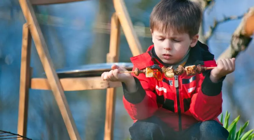 Kız bebek kebap yiyor