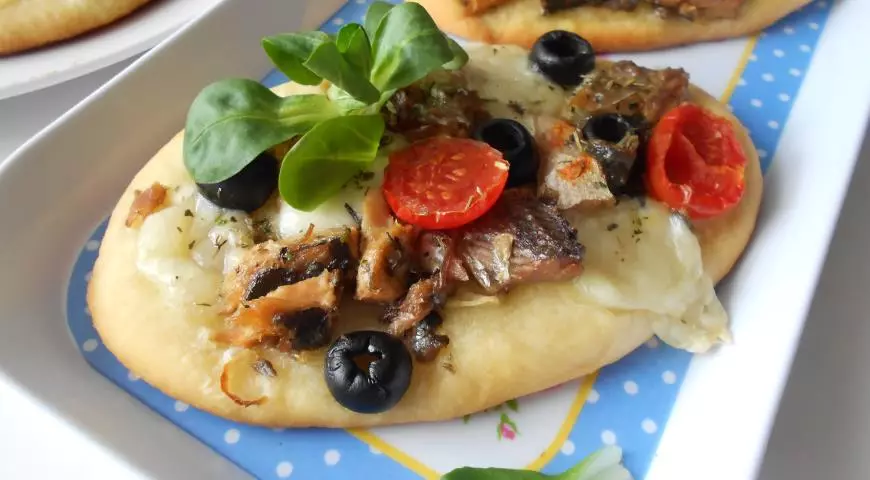 Mini pizza s saury, mozzarella a olivami