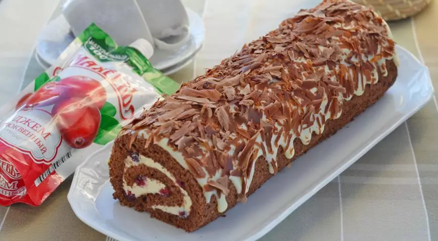 Čokoladni roll s kremo in brusnim marmeladom