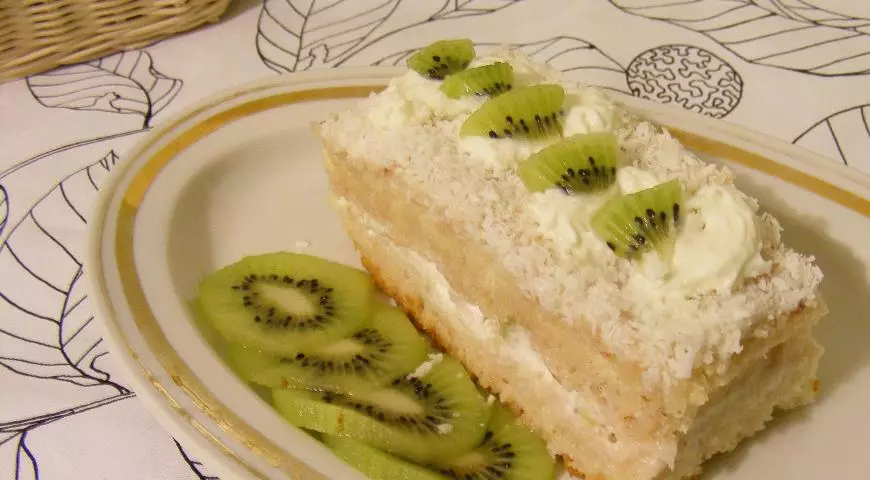 Biscuit cake with kiwi and cream
