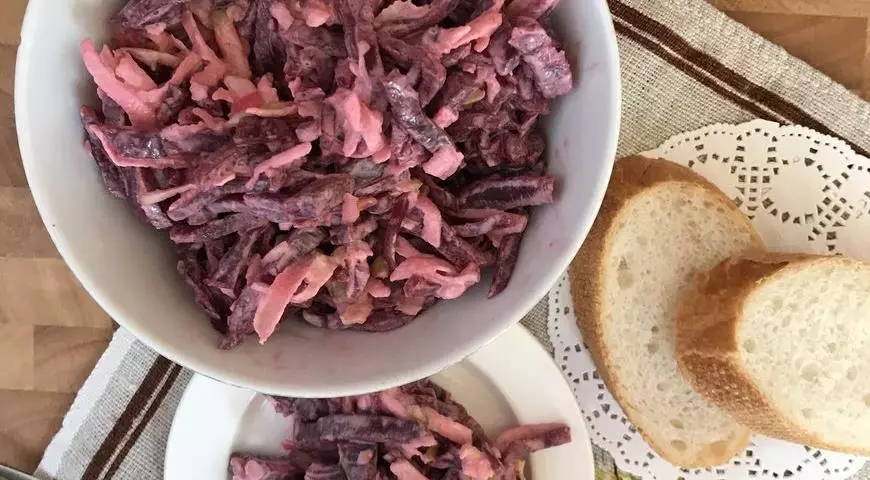 Stock Foto Koken recept: bietensalade met appel, stap nummer 3