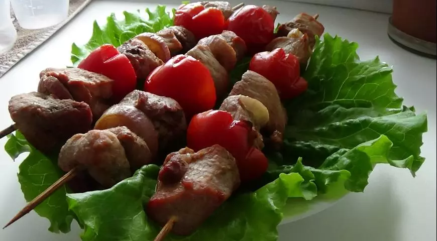 ओवन तैयार में skewer