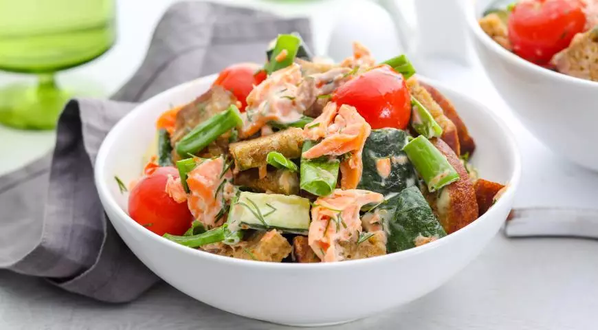 Salad na smoked trout, zukini na achịcha e ghere eghe