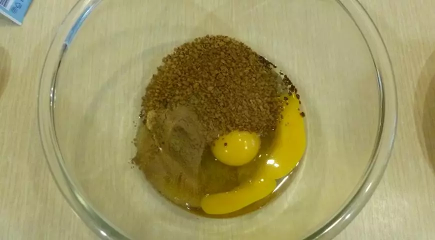 Telur bug dengan gula, tambahkan kopi dan kayu manis