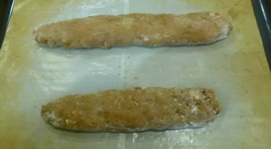 Bumubuo kami ng maliliit na sausages mula sa pagsubok, naghurno kami sa oven