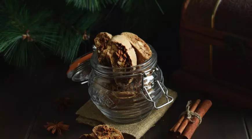 Coffee Biscotti na may cool na tsokolate at nalalapat sa talahanayan