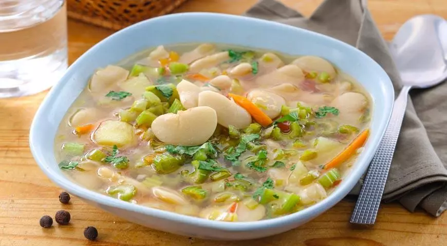 Ελαφριά σούπα με σέλινο και φασόλια