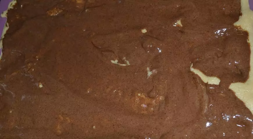 Se toarnă un strat de aluat de ciocolată, coaceți în cuptor