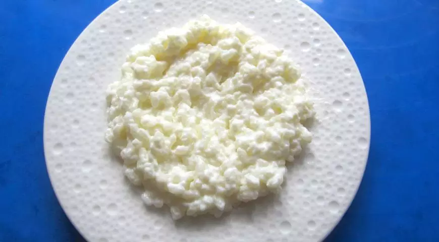 Lay a layer of dairy rice porridge