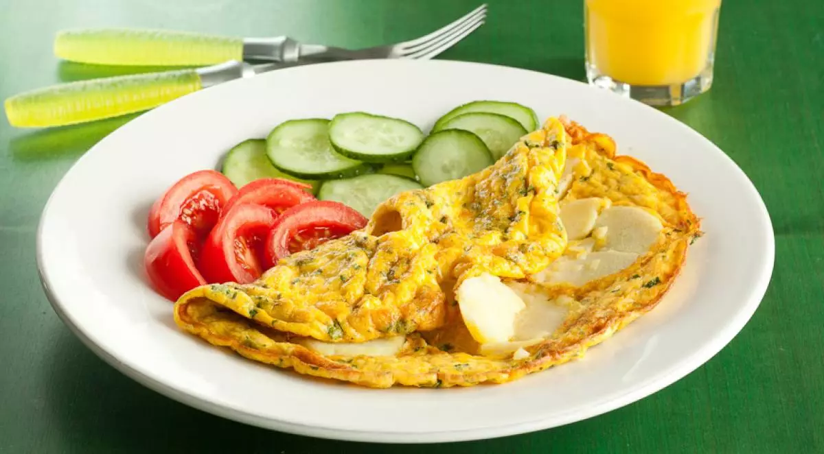 I-omelet ngeetapile kunye ne-turmeric