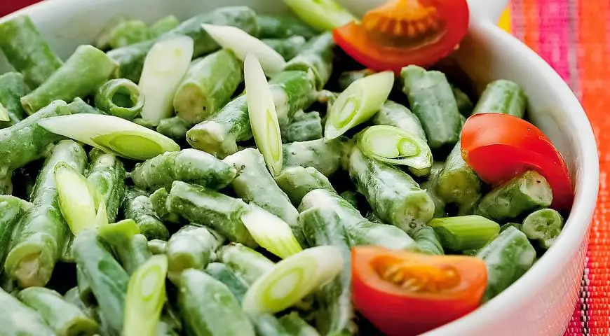 Kacang hijau di bawah sos cuka balsamic