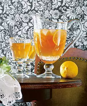 عصير الليمون محلي الصنع، النخال، المارهون في المطاعم والمقاهي في موسكو