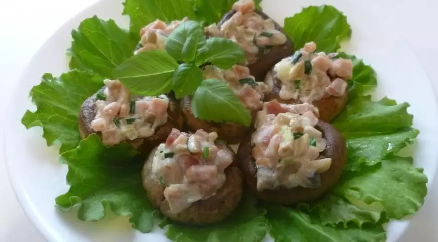 Champignons stuffed nrog nqaij npua thiab ntsuab dos