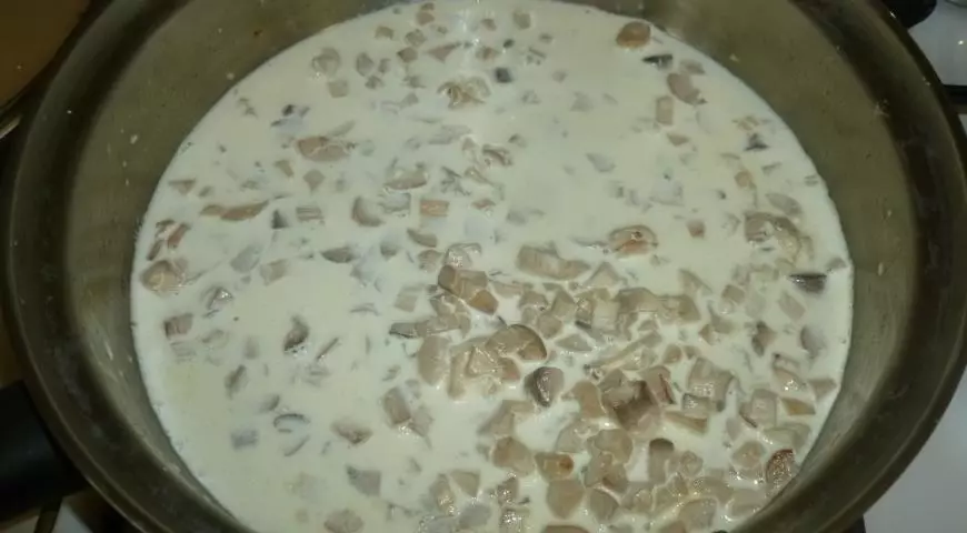 Pieds de sommeil de champignons dans la crème