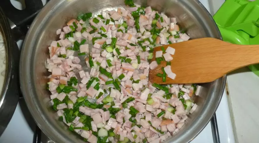 Frire jambon avec des oignons verts