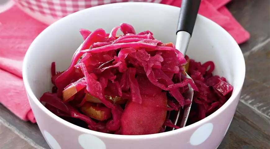 Cabbage rouge avec des pommes