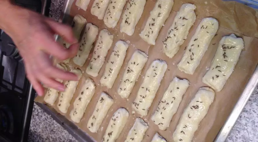 We plaatsen aardappelstokken met Tminov gebakken in de oven