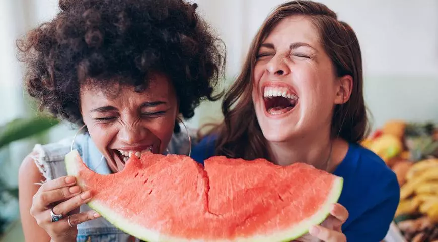 Jenter spiser vannmelon