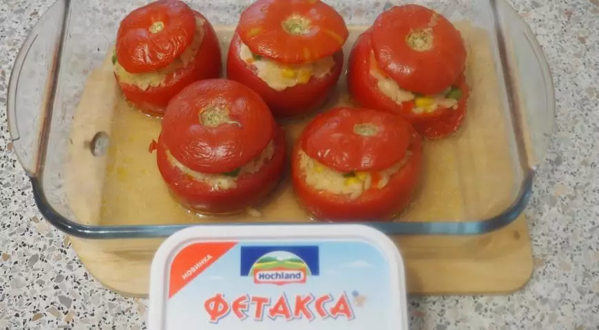 Tomat diiseni daging cincang, beras, sayuran lan keju fetax.
