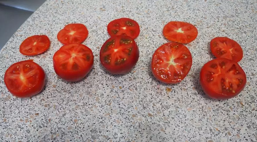Siapke tomat kanggo ngisi, ngilangi inti
