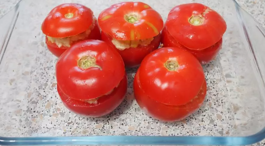 Tutup tomat sing diiseni nganggo topi