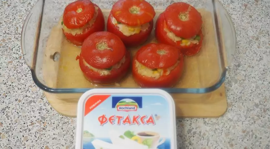 We panggang tomat sing diiseni ing oven kanggo nyoto