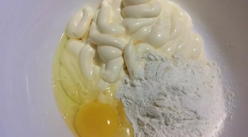 Sumaišykite majonezas, miltus ir kiaušinius, pridėti druskos