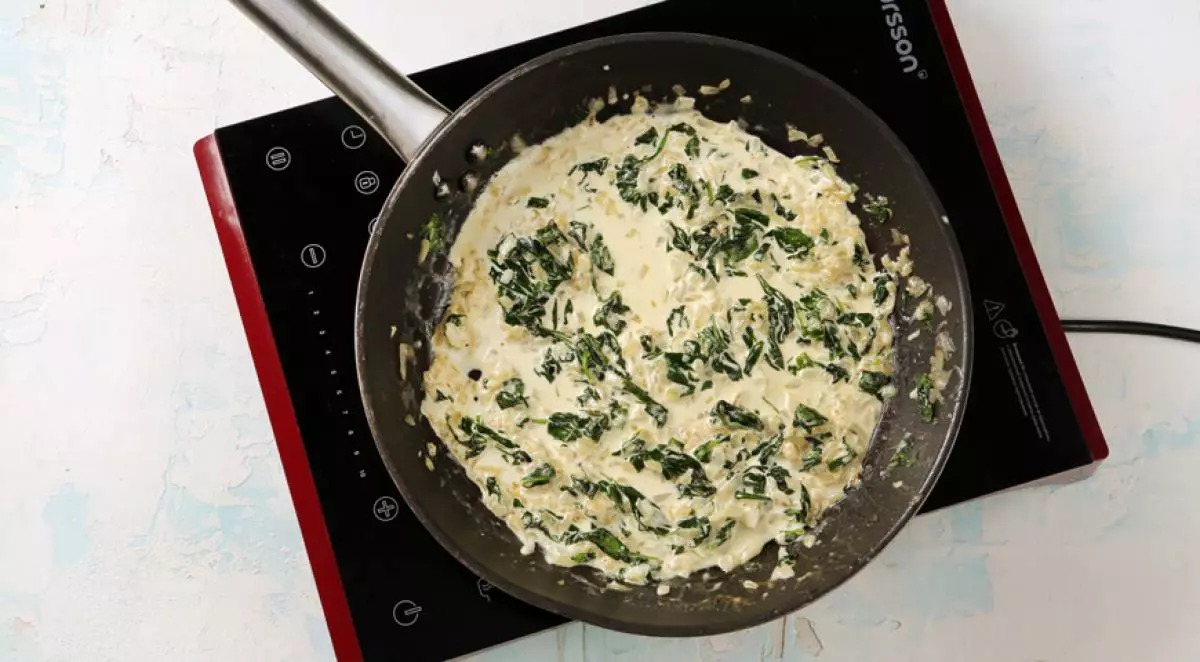 Stock Foto Kachen Rezept: Kanäl mat Lachs an Spinach, Schrëtt Nummer 2