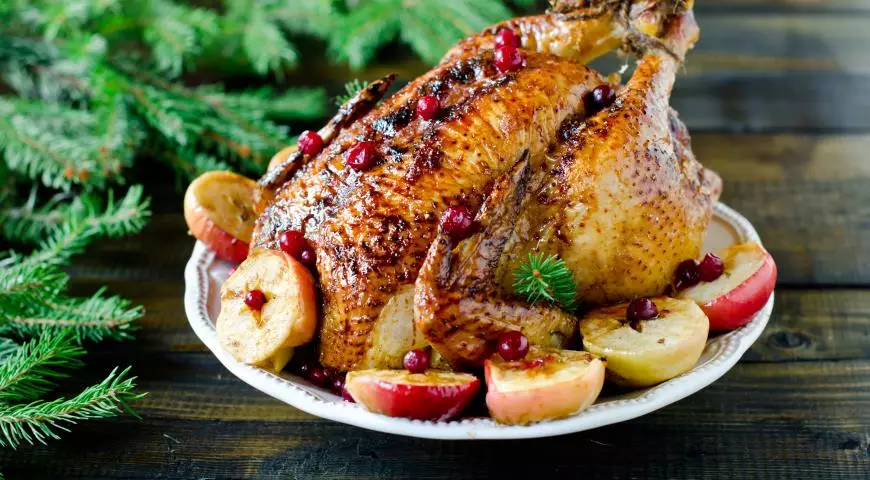 聖誕節食譜被烘烤的雞用蘋果和蔓越桔