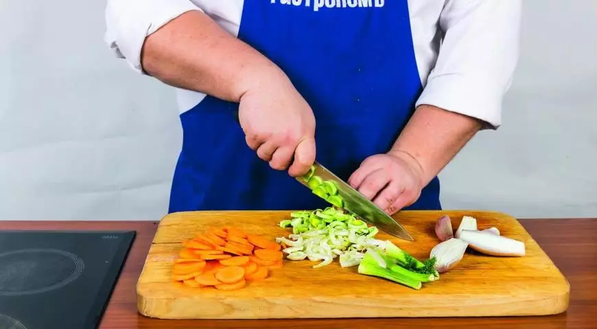 स्टॉक फोटो स्वयंपाक रेसिपी: सिग्नल डंक पाय सिद्रोम आणि भाज्यांसह, चरण क्रमांक 1