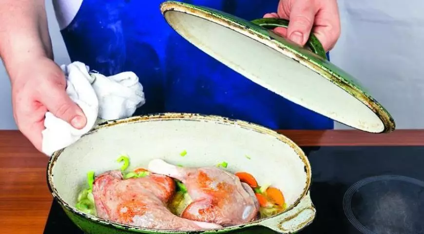 Фото за готвење рецепт за готвење: задушени патка нозе со Сирома и зеленчук, чекор број 2